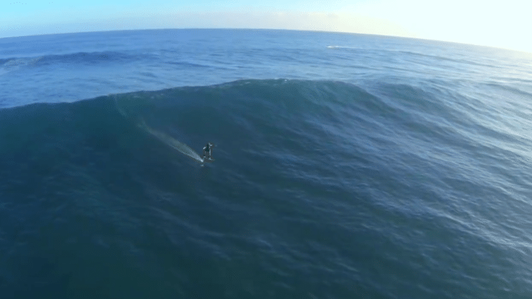 Vidéo de Laird Hamilton en foil surf boarding à Kauai sur Foil Magazine.com