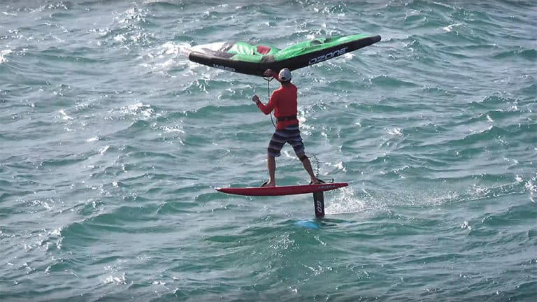 Vidéo d'Alex Aguera avec la Wasp Wing Ozone sur Foil Magazine.com