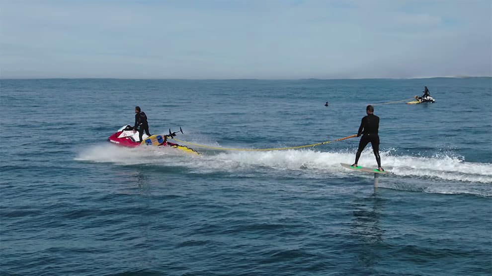 Vidéo de surf foil à Nazaré avec Laird Hamilton sur Foil Magazine.com